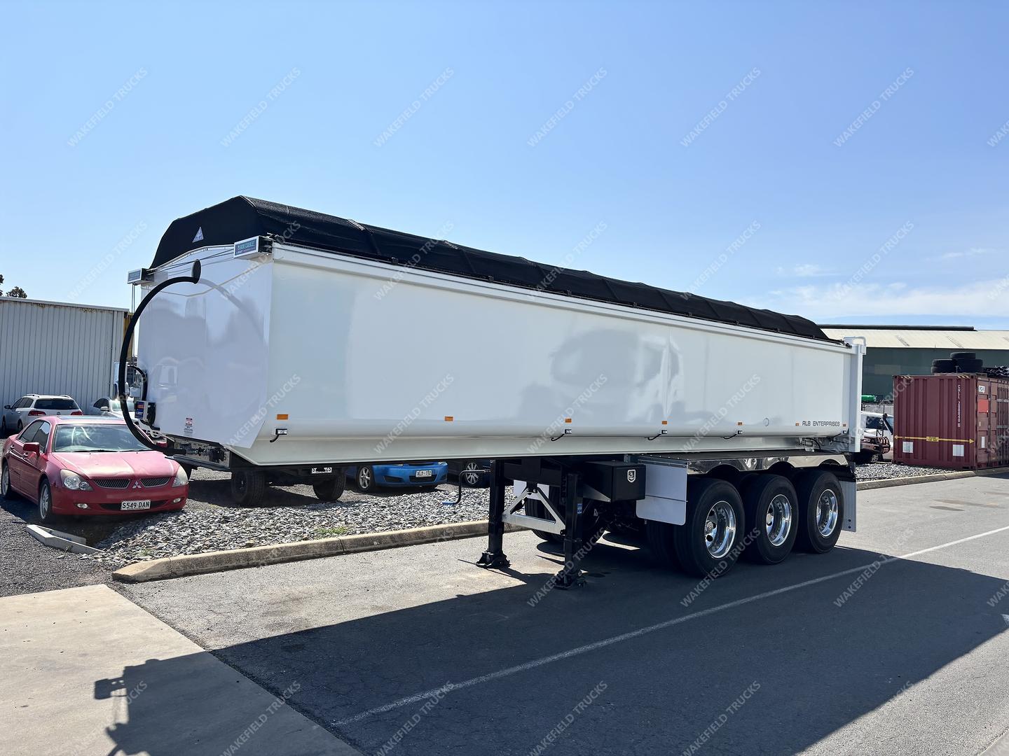 RLB Enterprises By Sonnex 28 foot civil spec - WAKEFIELD TRUCKS